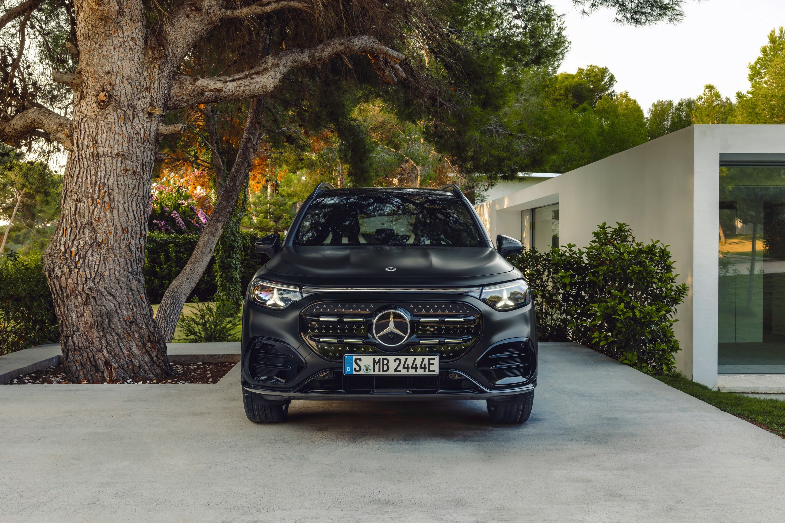 New Mercedes GLB Ditches Gas For Now, Adds AI And A Very Strange Rear ...