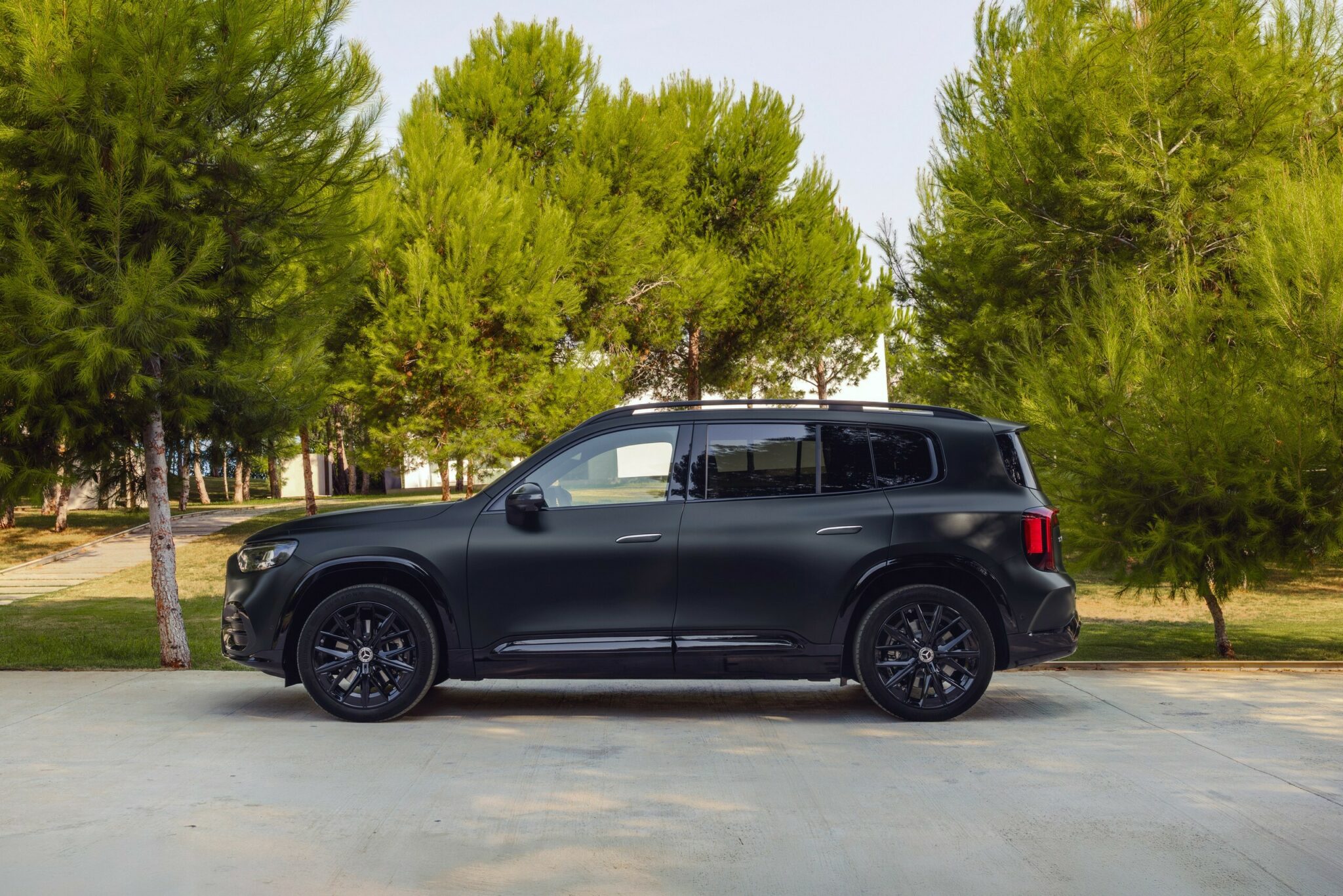 New Mercedes GLB Ditches Gas For Now, Adds AI And A Very Strange Rear ...