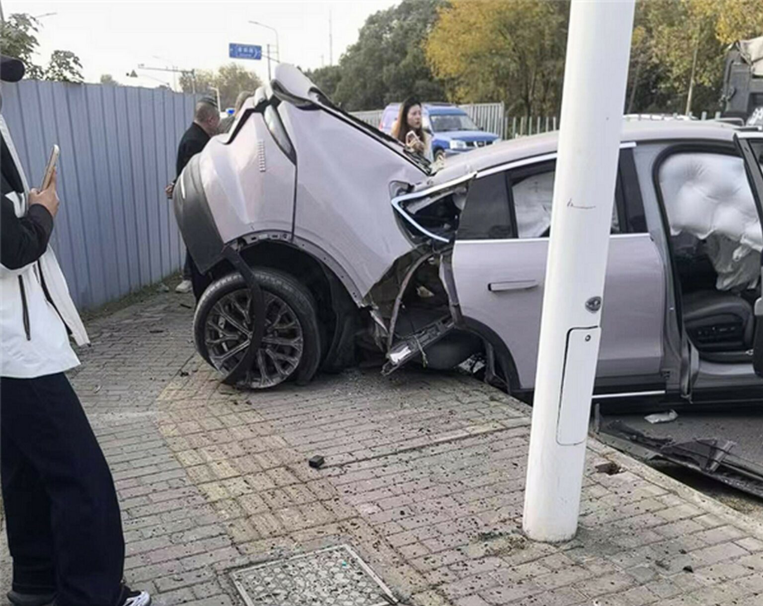 Nio EV Splits Open Like A Can Of Tuna In A Strange Crash | Carscoops
