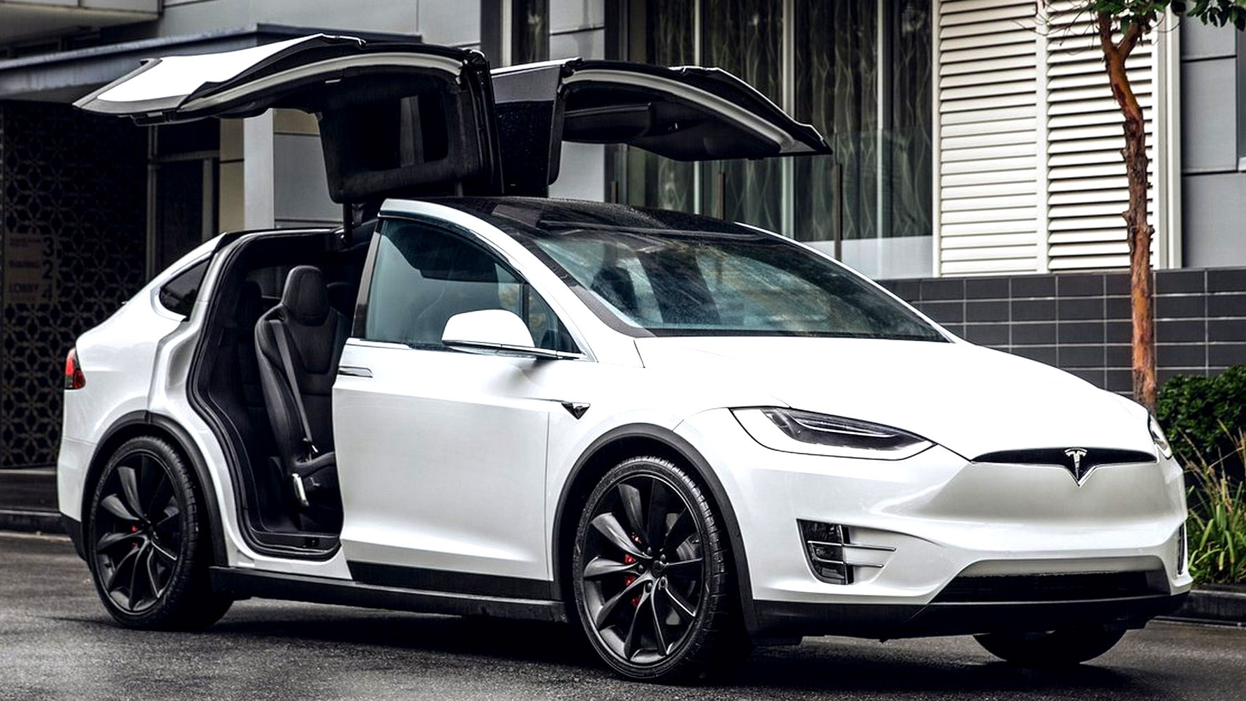 They Lost Four Family Members In A Tesla Crash And Blame Autosteer ...