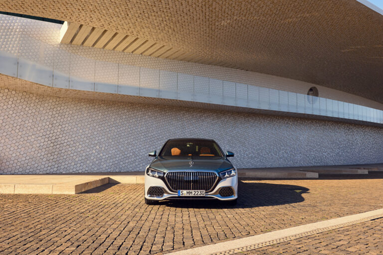 The Maybach S-Class Now Has A Logo That Glows, A Logo That Floats, And ...