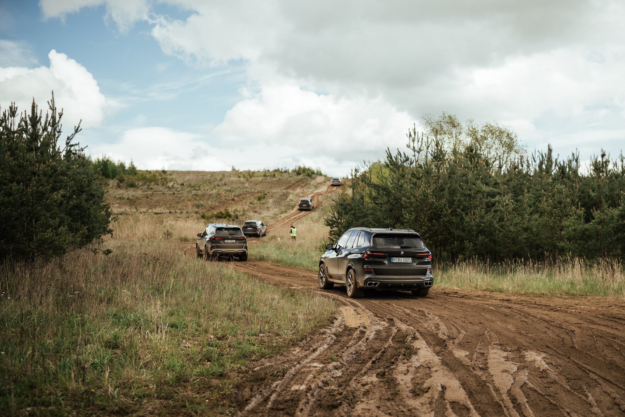 BMW Demonstrates Armored X5 And 7-Series To Clients | Carscoops