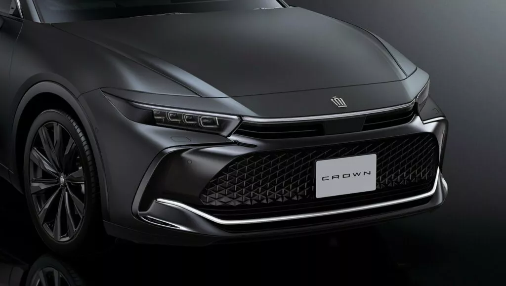 Toyota Crown Crossover gây ấn tượng với bộ bodykit ông hoàng bóng đêm