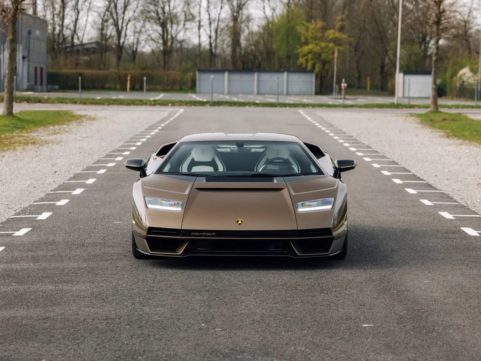 Fotos - Lamborghini Countach LPI 800-4, único en color Luci del Bosco e ...